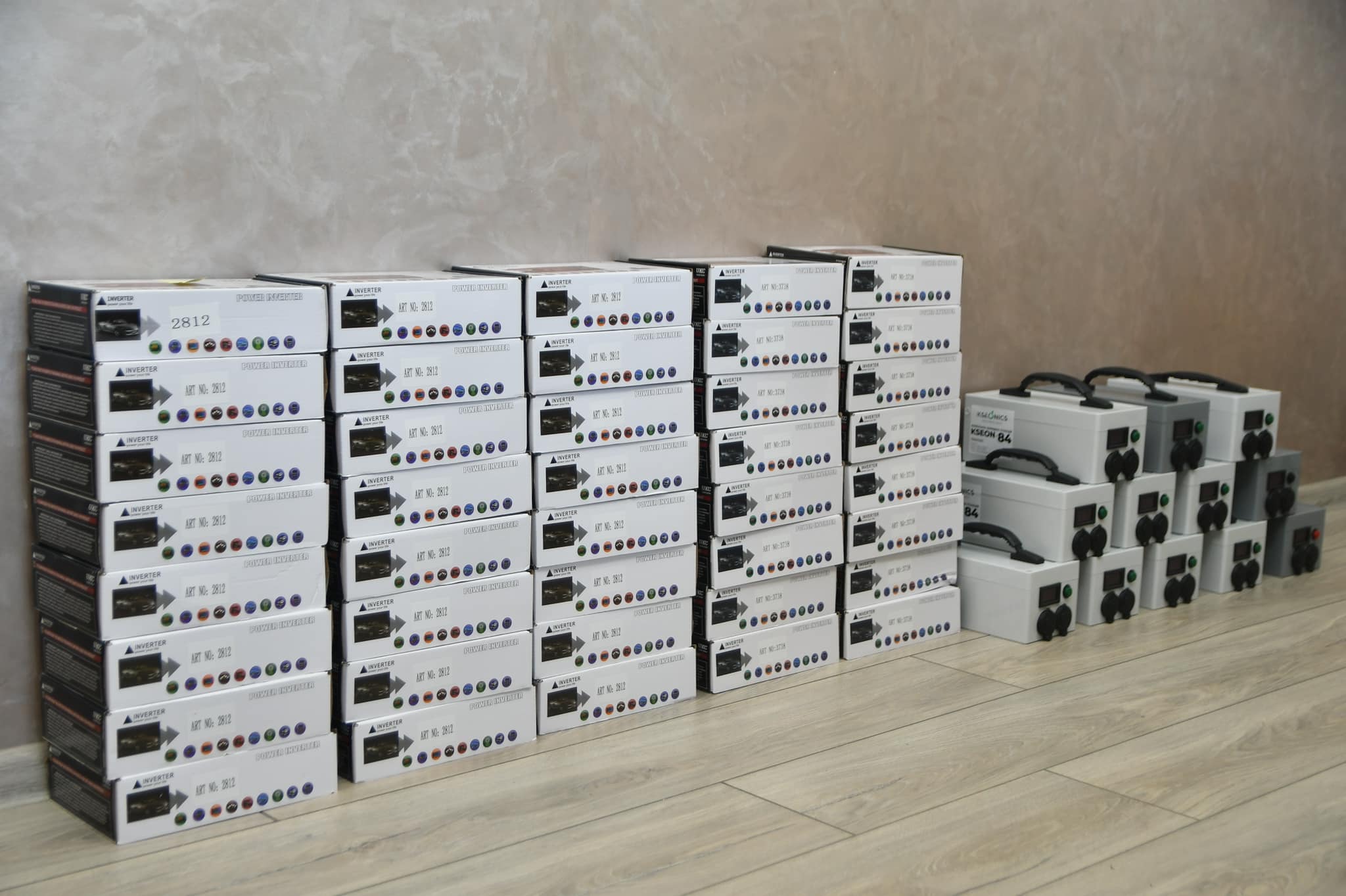 Українська зарядна станція KSEON 168 може зарядити 56 телефонів ...